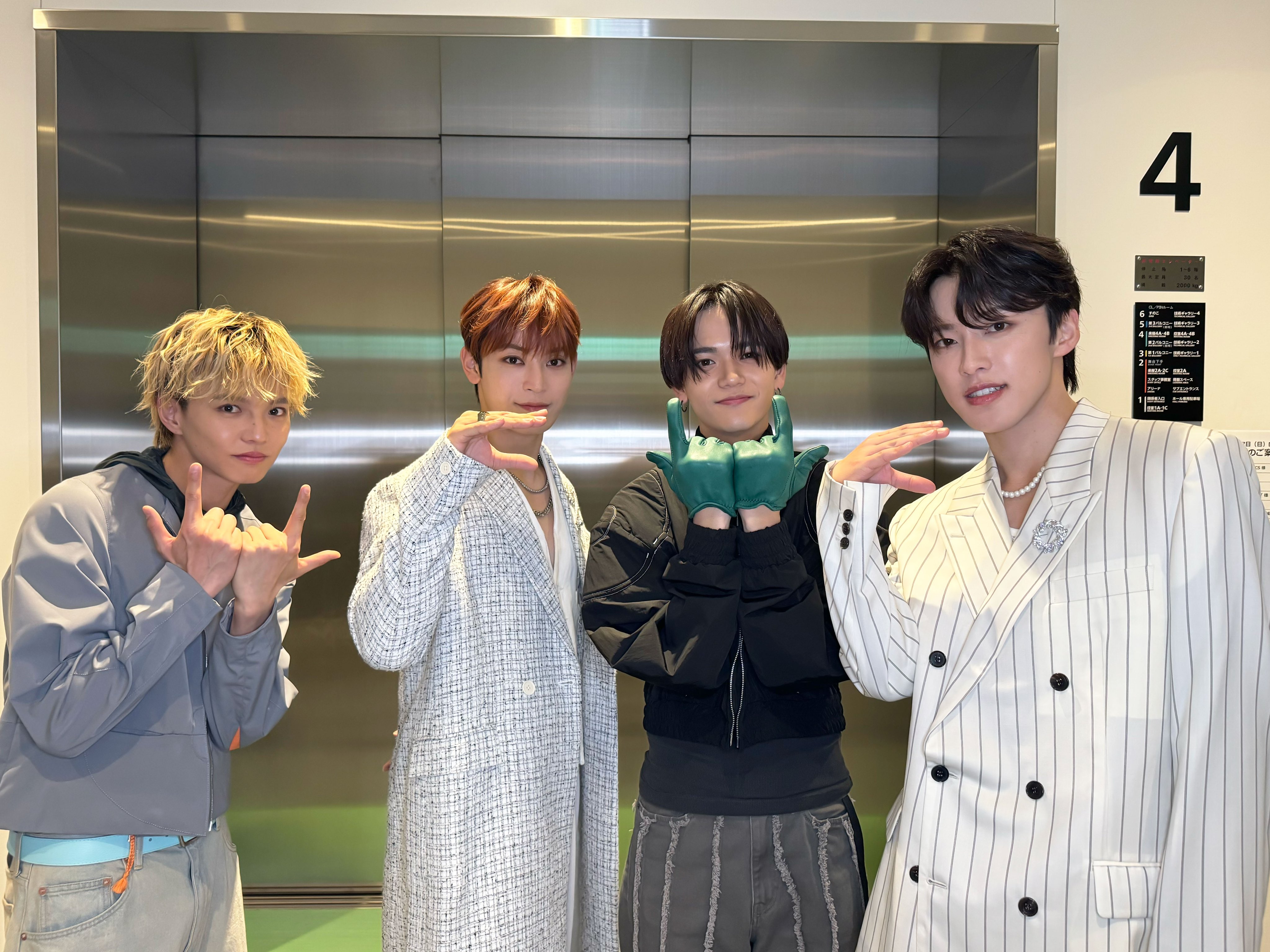 JO1・河野純喜&與那城奨、FANTASTICS・佐藤大樹&中島颯太とポーズ交換！レア過ぎる眼福4ショット | 歌詞検索サイト【UtaTen】ふりがな付