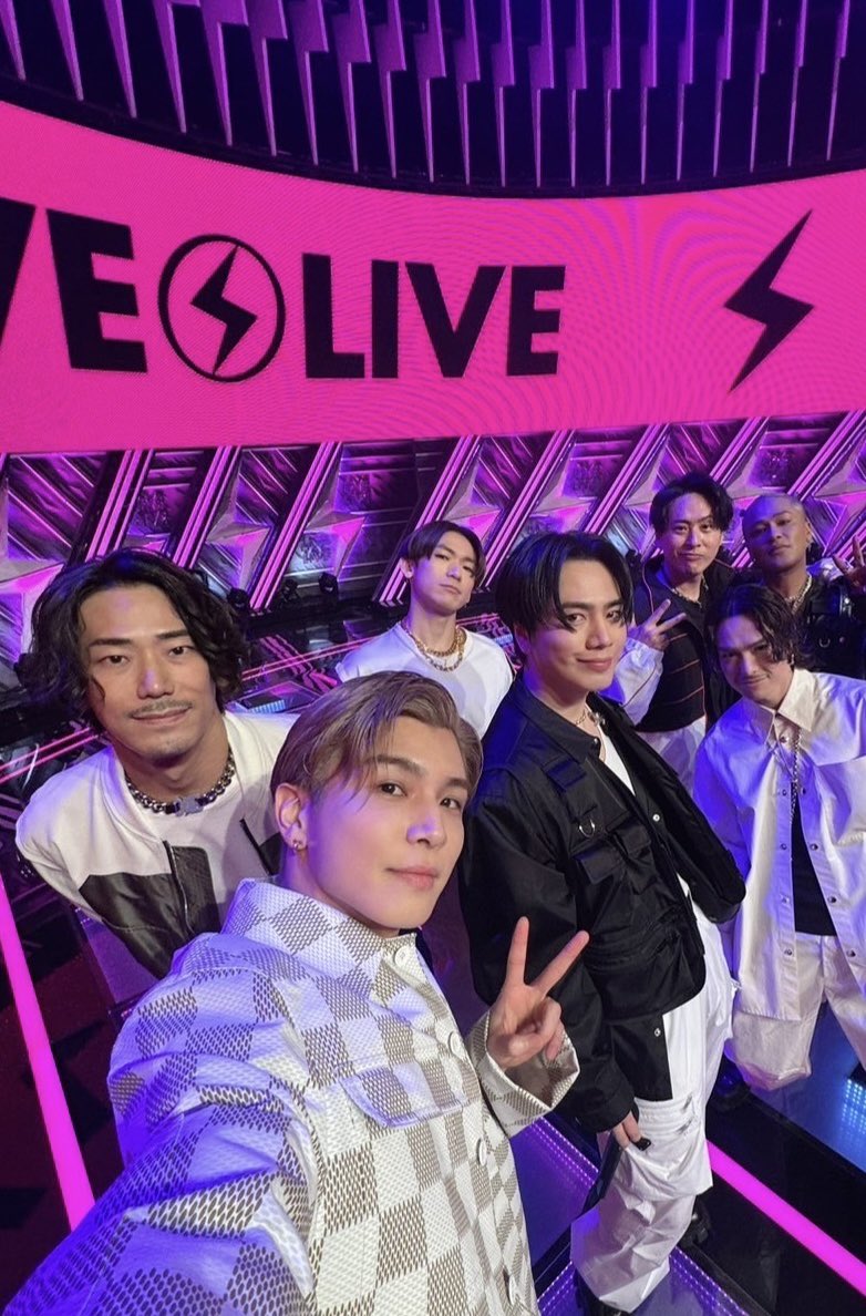 岩田剛典自撮りのイケ散らかした7人！「CDTV」で「Awakening Light」TV初フルパフォーマンス | 歌詞検索サイト【UtaTen】ふりがな付