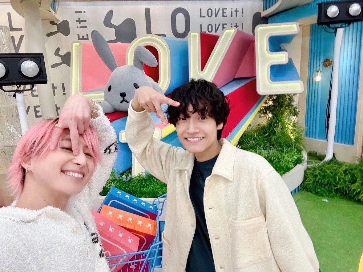 Snow Man・佐久間大介、推しのデビューを祝福！Aぇ!group・佐野晶哉と仲良くAぇポーズ | 歌詞検索サイト【UtaTen】ふりがな付