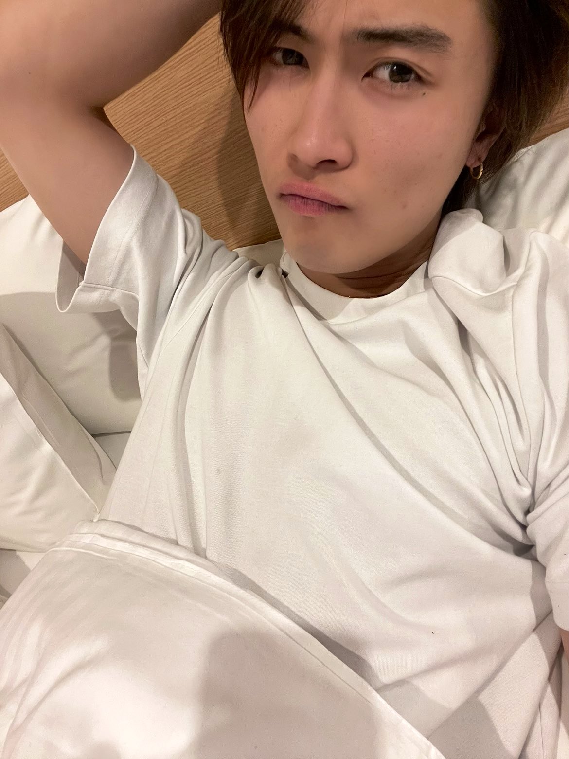 A.B.C-Z・橋本良亮、ホテルのベッドで野球観戦！就寝前の眠たげな表情にドキドキ | 歌詞検索サイト【UtaTen】ふりがな付