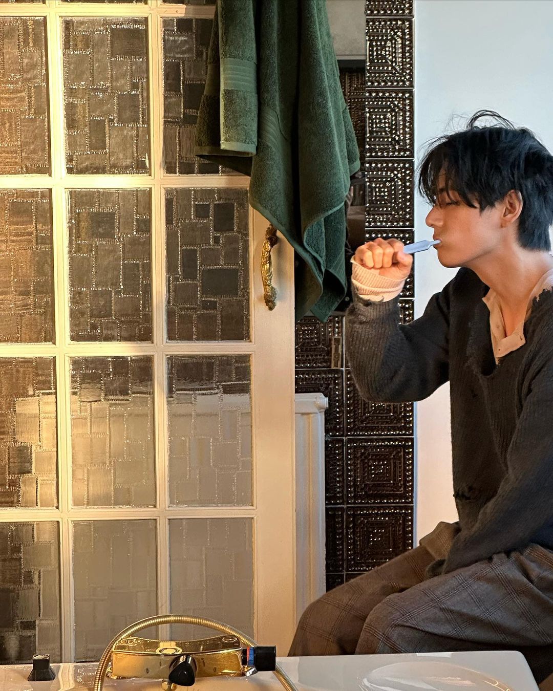 BTS・V、歯磨きする姿まで絵になっちゃう！美しい横顔から目が離せない | 歌詞検索サイト【UtaTen】ふりがな付