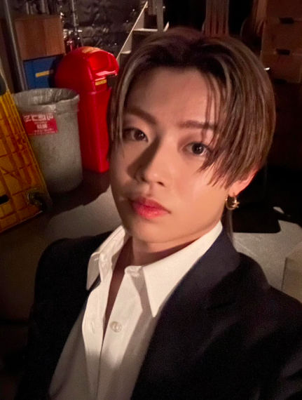 MAZZEL・RYUKI、艶っぽスーツ姿に溢れ出るオトナの色気！爆イケビジュに射抜かれる | 歌詞検索サイト【UtaTen】ふりがな付