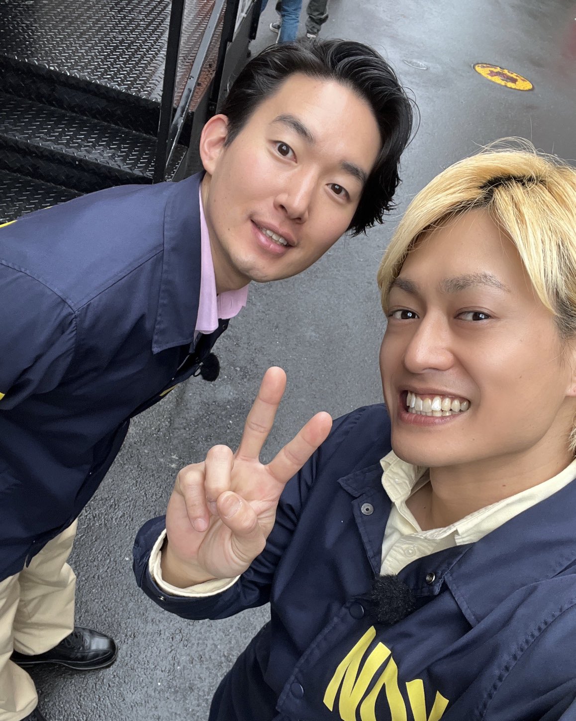 A.B.C-Z・塚田僚一、雨の日のロケでも笑顔キラキラ！アイドルスマイル＆ピース姿に癒される | 歌詞検索サイト【UtaTen】ふりがな付