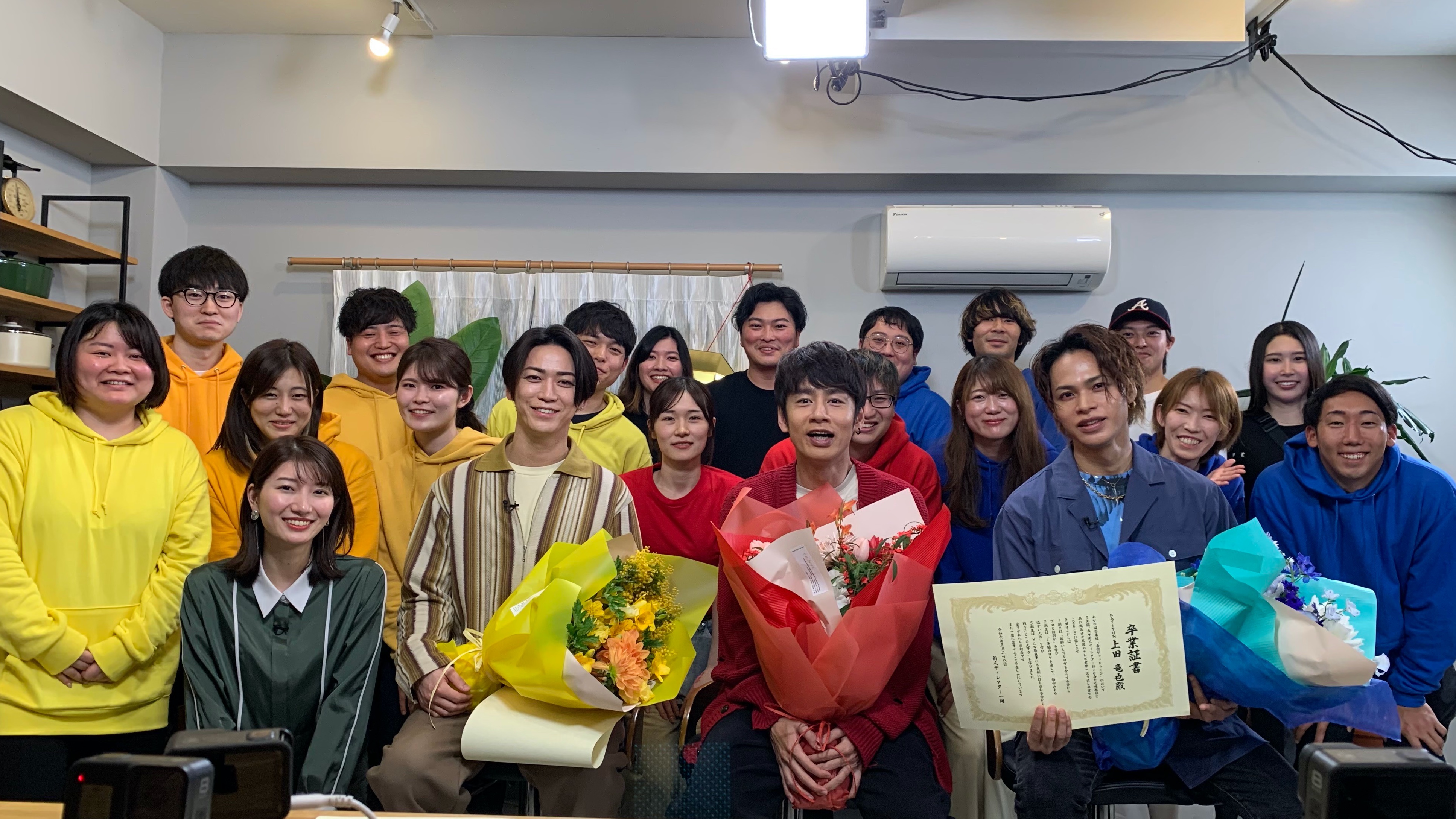 KAT-TUN、「KAT-TUNの食宝ゲッットゥーン」終幕！歴代新人ディレクターとパシャリ | 歌詞検索サイト【UtaTen】ふりがな付