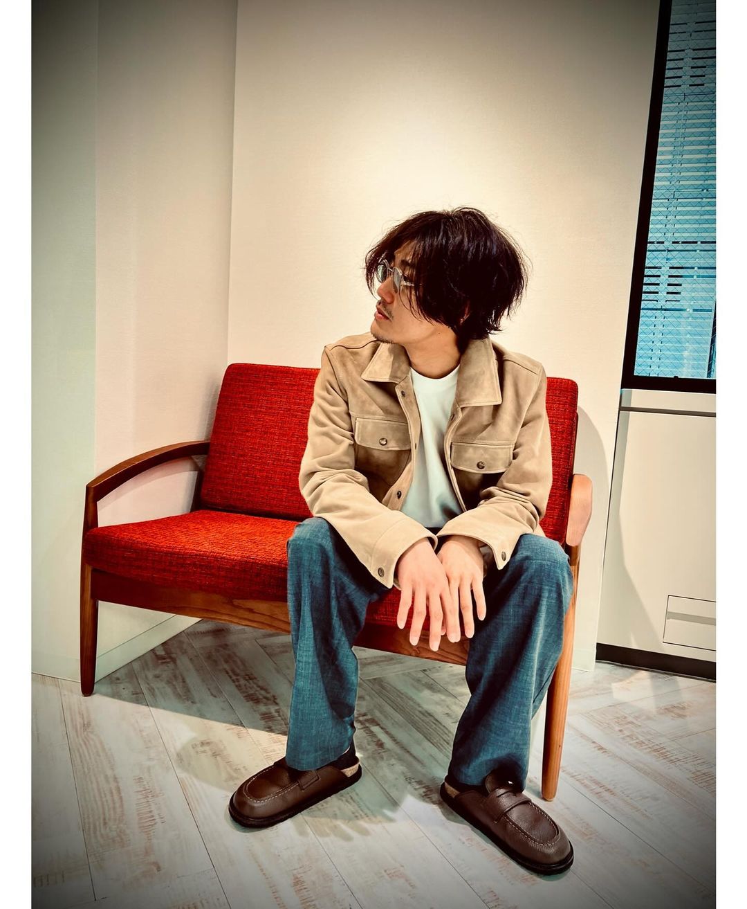 赤西仁、オシャレ空間でオシャレコーデを披露！男の色気漂う横顔に魅せられる | 歌詞検索サイト【UtaTen】ふりがな付