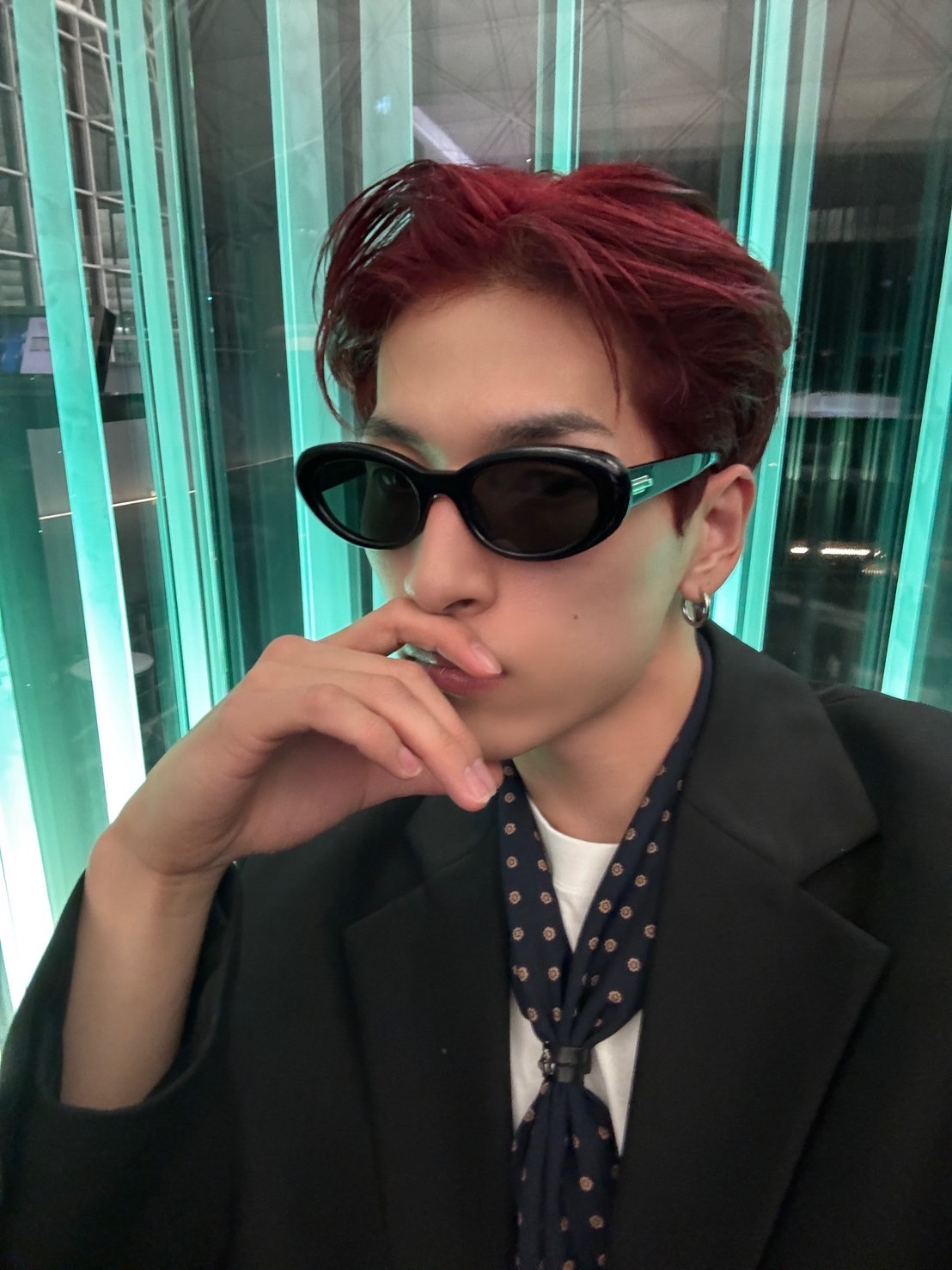 JO1・金城碧海、オーラ溢れる赤髪が最強！大人の色気ダダ漏れな爆イケセルカに見惚れる | 歌詞検索サイト【UtaTen】ふりがな付