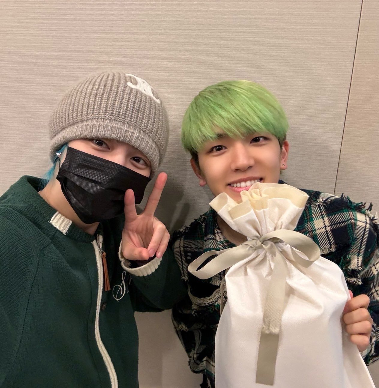 INI・髙塚大夢、佐野雄大からの誕生日プレゼントに満面の笑み！幸せ溢れる"さのろむ"コンビが愛おしい | 歌詞検索サイト【UtaTen】ふりがな付