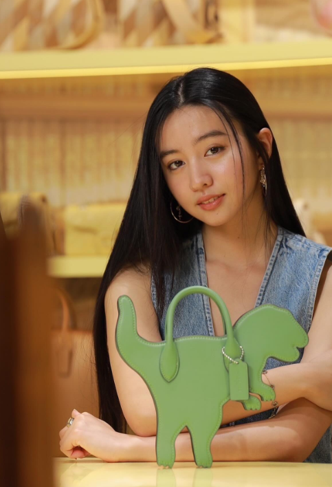 Koki、抜群のスタイルにうっとり！上下デニムのカジュアルコーデがかっこよすぎる | 歌詞検索サイト【UtaTen】ふりがな付