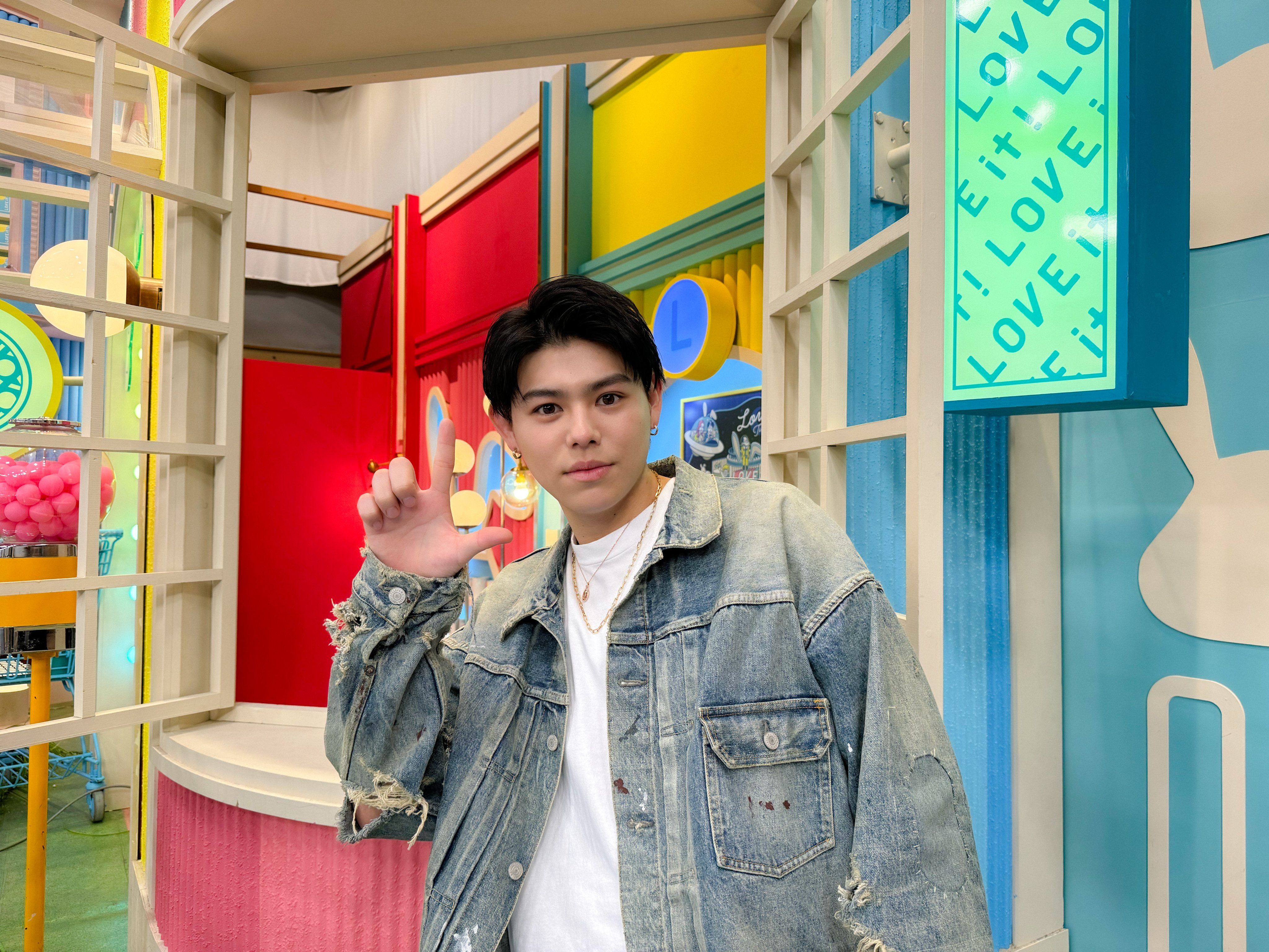 BE:FIRST・LEO、ダメージデニムルックの爽やかビジュ！「ラヴィット！」4週連続出演で新コーナーも！ | 歌詞検索サイト【UtaTen】ふりがな付