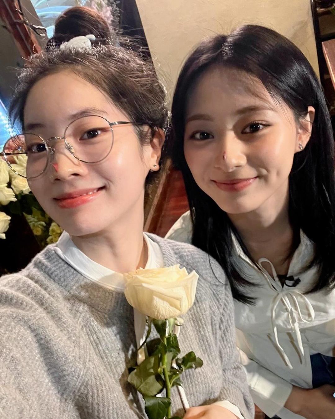 TWICE・ツウィ、ダヒョンとフラワーアレンジメントに挑戦！花よりも可憐でキュートな2人 | 歌詞検索サイト【UtaTen】ふりがな付