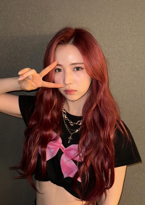 NiziU・マヤ、りんごを手に幸せ笑顔！ミセスとの対バンを終え歓喜のメッセージ | 歌詞検索サイト【UtaTen】ふりがな付