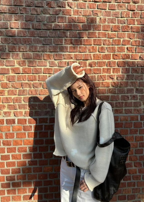 TWICE・サナ、ラフなスタイルもお似合い！クールな眼差しもアンニュイな表情も美しすぎる | 歌詞検索サイト【UtaTen】ふりがな付