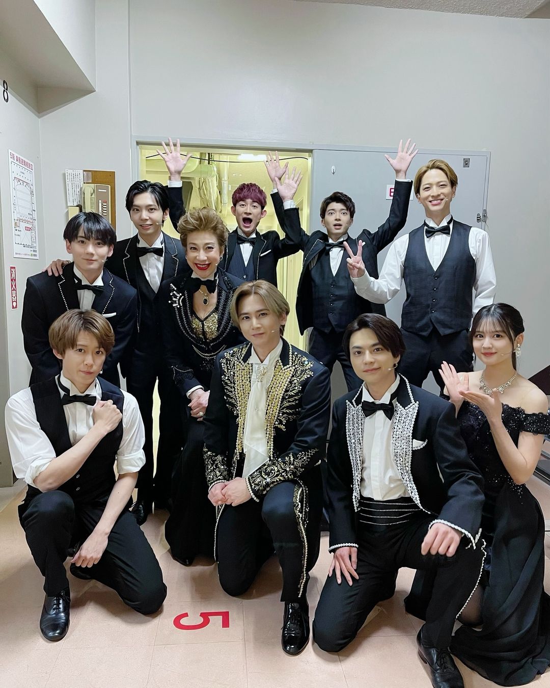 KinKi Kids・堂本光一、佐藤勝利らと晴れやか笑顔！「Endless SHOCK」開幕を報告 | 歌詞検索サイト【UtaTen】ふりがな付