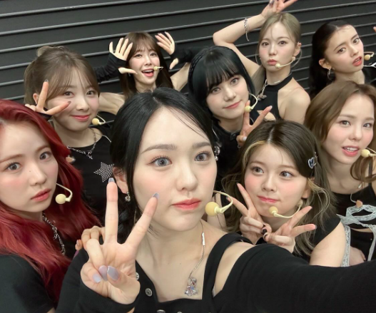 NiziU、9人揃って美の大渋滞！わちゃわちゃな密着集合ショットが眼福すぎる | 歌詞検索サイト【UtaTen】ふりがな付