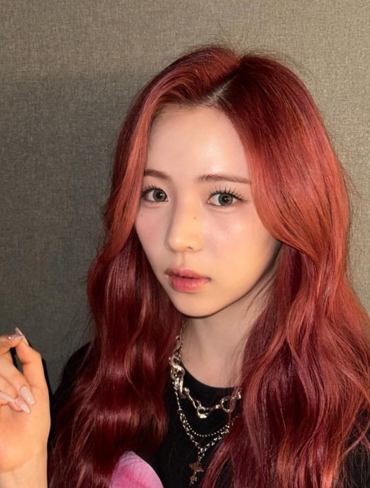 NiziU・マヤ、艷やか赤髪がアリエルみたい！透明感抜群なマヤは国宝級の美しさ | 歌詞検索サイト【UtaTen】ふりがな付