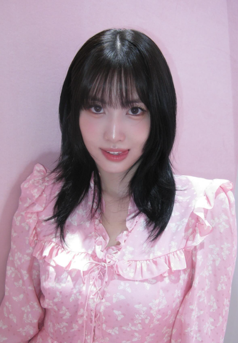 TWICE・モモ、舌ペロリで小悪魔な笑顔。ドール風スタイルがレベチな可愛さ！ | 歌詞検索サイト【UtaTen】ふりがな付