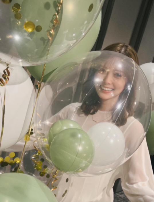 白石麻衣、バルーン越しのキュートな1枚。破壊力抜群なまいやんの笑顔にメロメロ！ | 歌詞検索サイト【UtaTen】ふりがな付