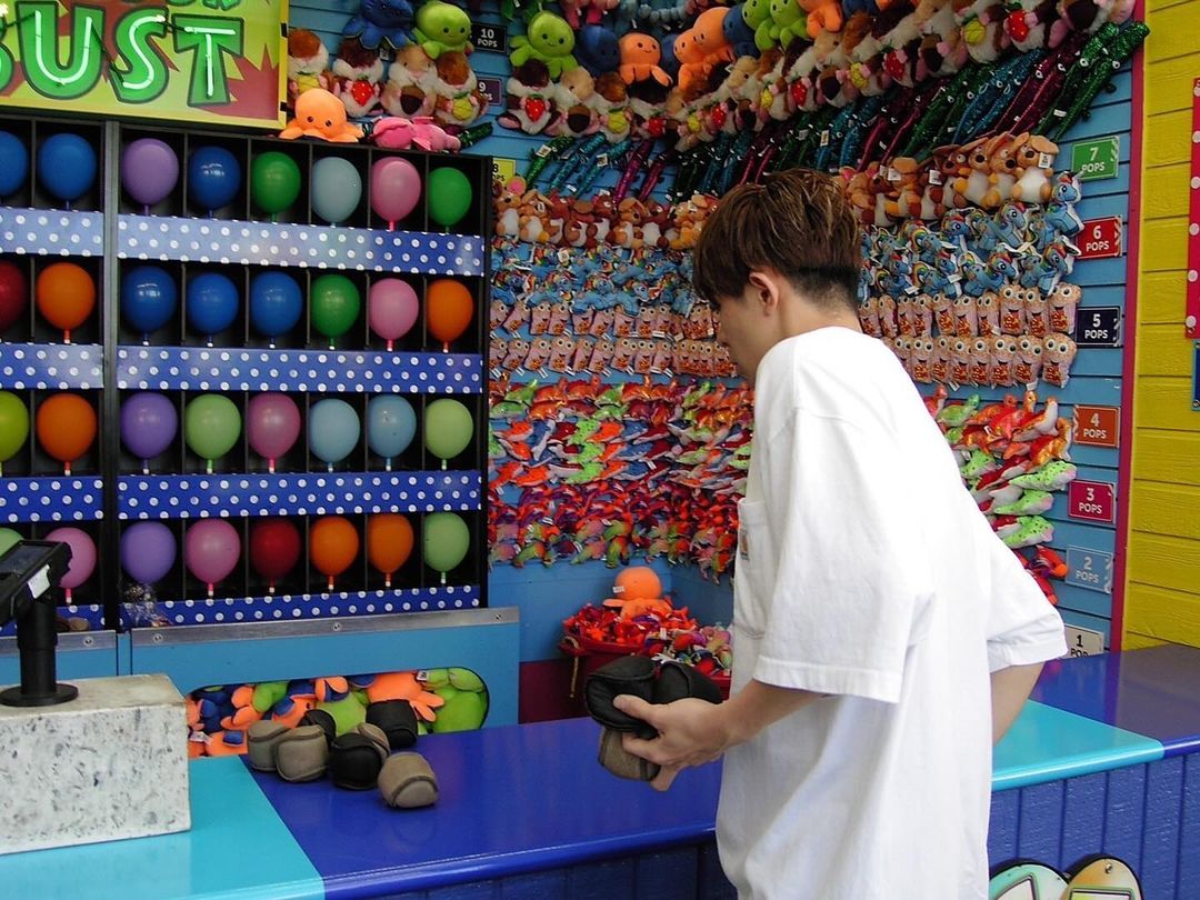 岸優太、景品2個ゲット？白Tコーデの自然体な後ろ姿もイケビジュ！ | 歌詞検索サイト【UtaTen】ふりがな付