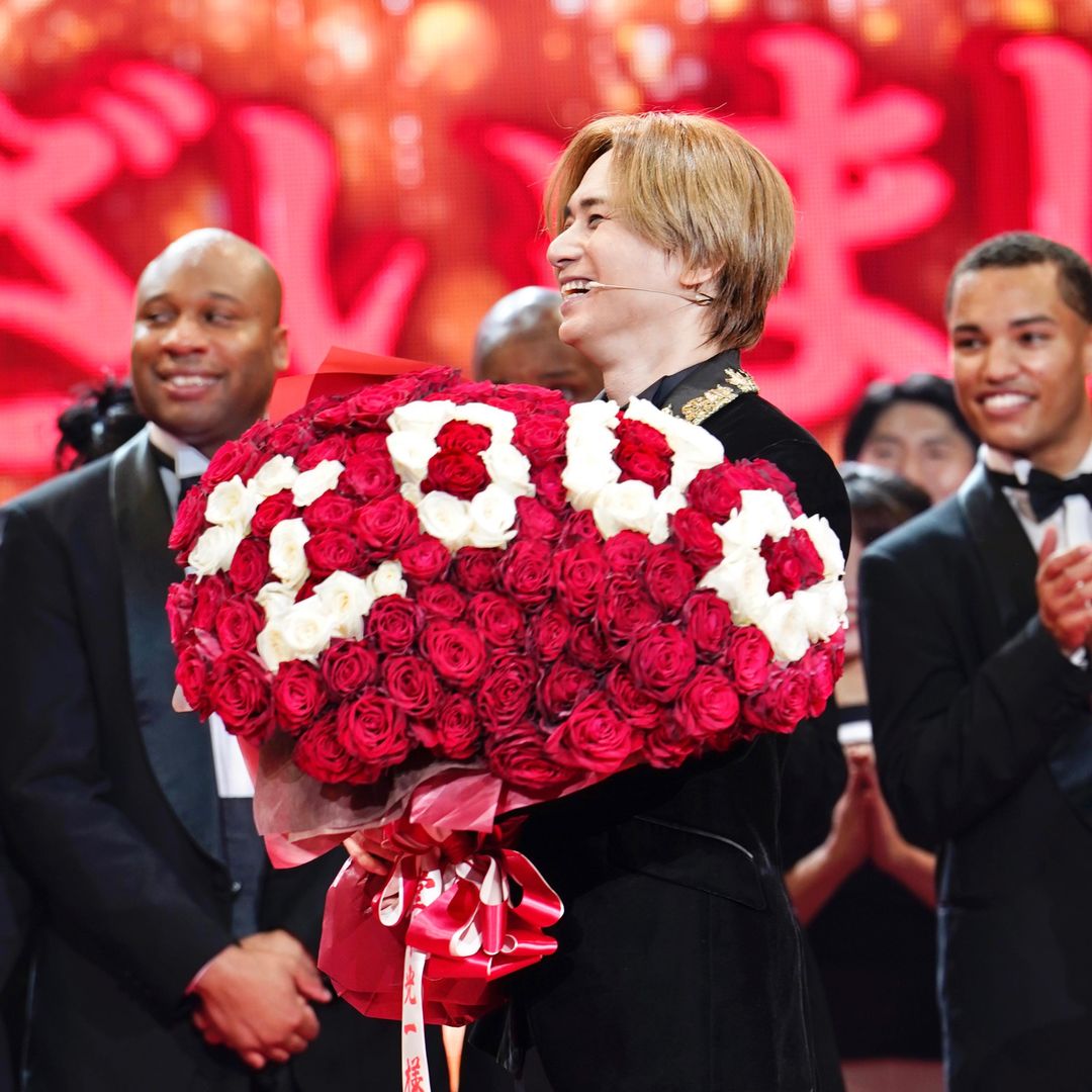 堂本光一、バラの花束を抱えキラキラな笑顔！「Endless SHOCK」単独主演記録2000回達成 | 歌詞検索サイト【UtaTen】ふりがな付