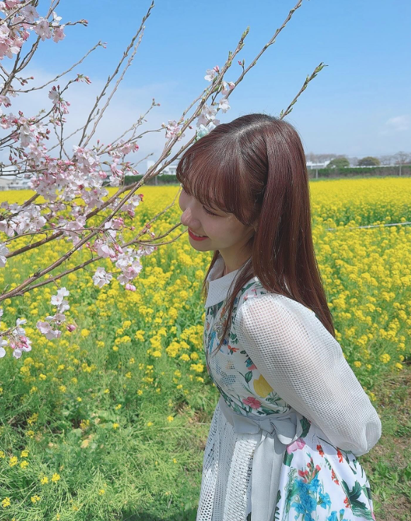 柏木由紀、可憐な笑顔は天使そのもの！桜＆菜の花とのビジュ最強ショットが眼福 | 歌詞検索サイト【UtaTen】ふりがな付