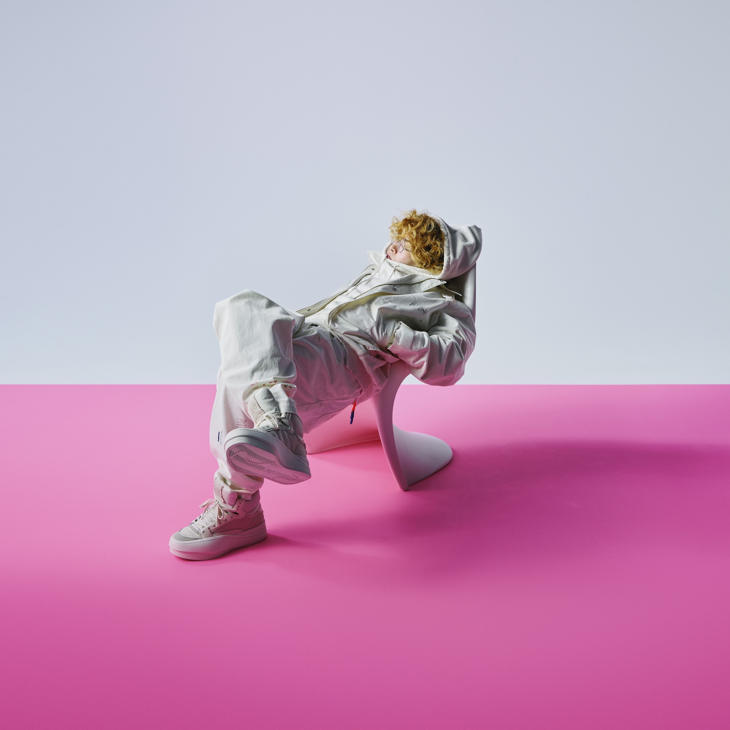 Vaundy、2025年1月11日スタートのTVアニメ「SAKAMOTO DAYS」OPテーマ「走れSAKAMOTO」書き下ろし！ | 歌詞検索サイト【UtaTen】ふりがな付